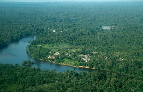 Vliegend boven de (boven)Surinamerivier en de bush